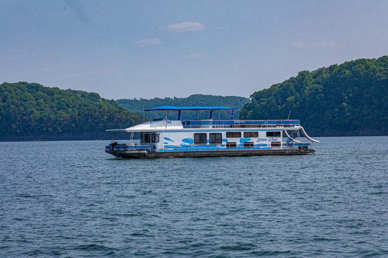 WIN a 4-night houseboat rental for up to 14 people! - Kentucky Living